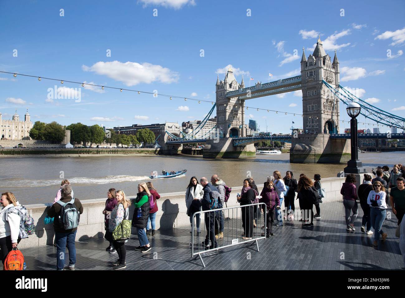 People queue and wait for the lying-in-state to pay their respects to ...