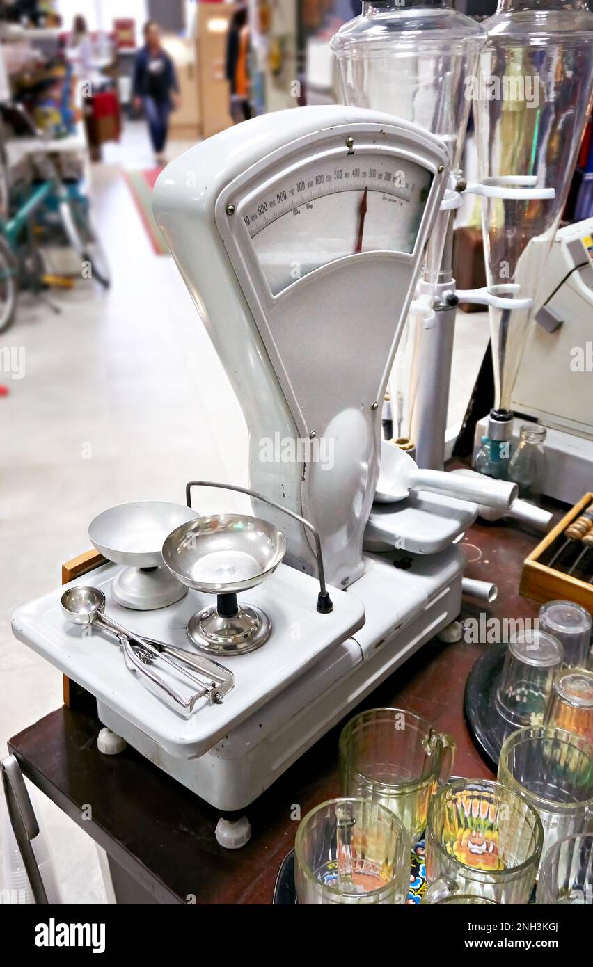 Old grocery store scales hi-res stock photography and images - Alamy