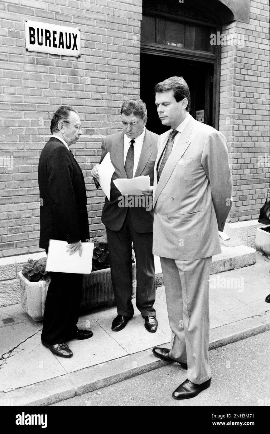 Archives 90ies, Lyon's mayor Michel Noir signs agreementt ahead of Lyon ...