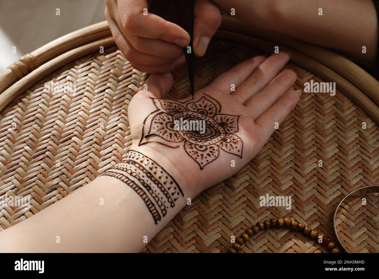 Master making henna tattoo on hand, closeup. Traditional mehndi Stock ...