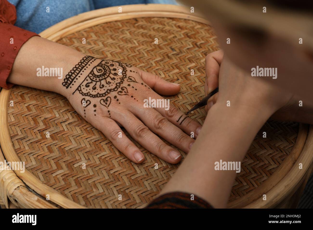 Master making henna tattoo on hand, closeup. Traditional mehndi Stock ...