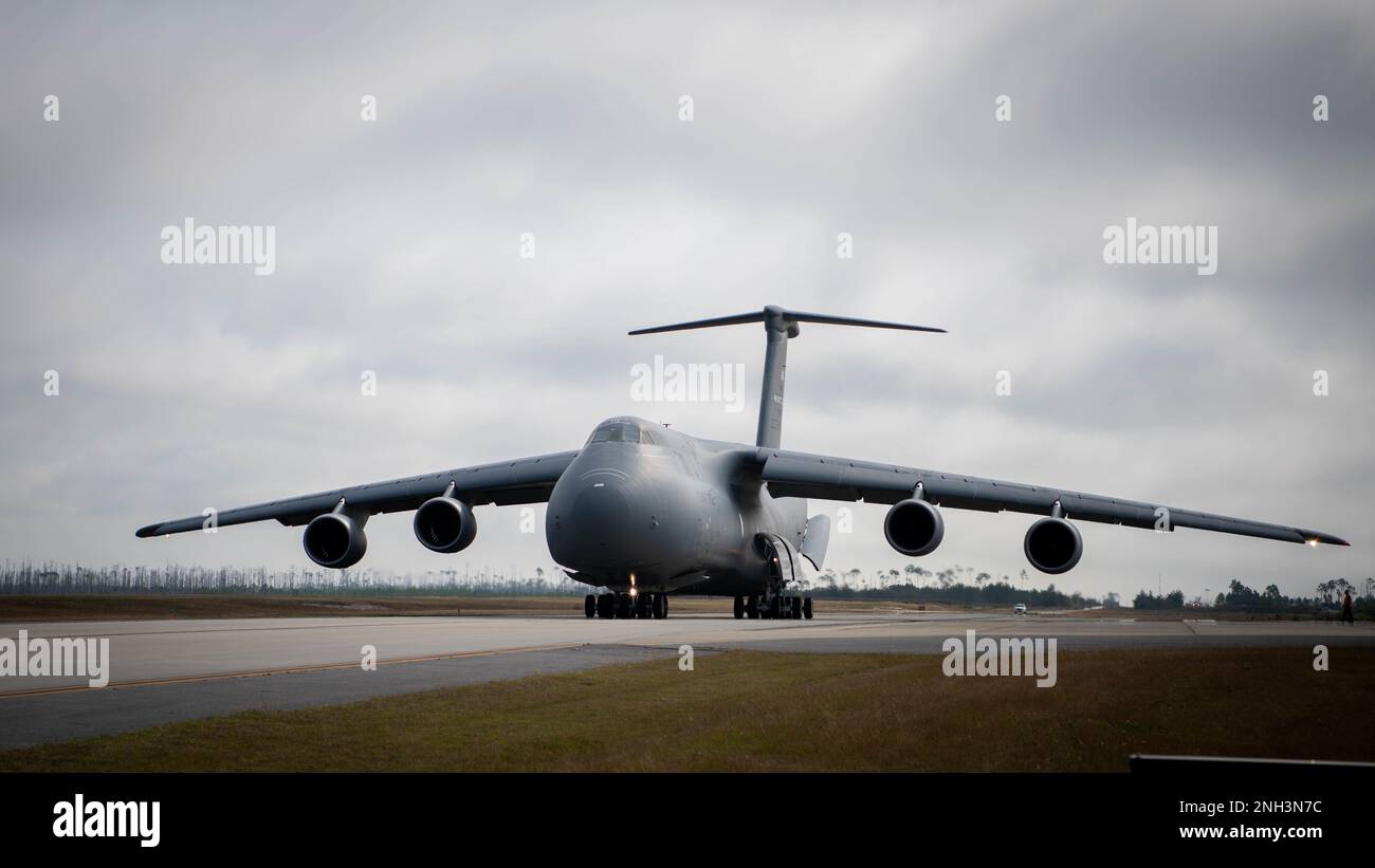 A U.S. Air Force C-5 Galaxy arrives to pick up an F-22 Raptor at ...