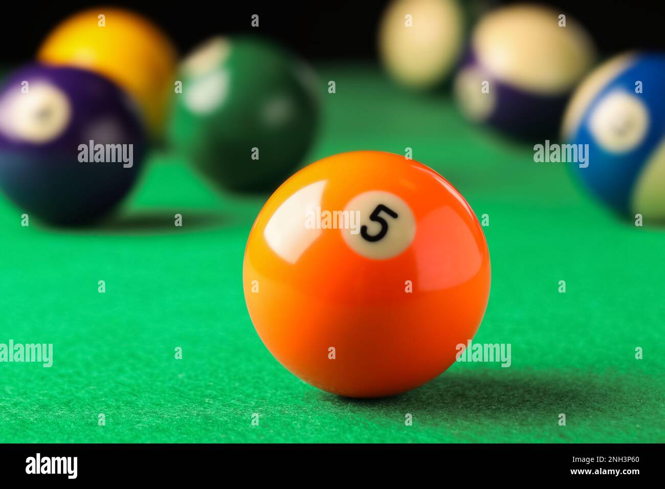 Number 5 pool ball hi-res stock photography and images - Alamy