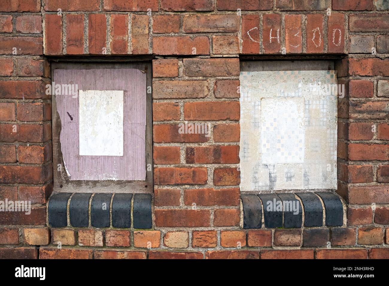 Boarded up windows of Liverpool Warehouse Stock Photo - Alamy
