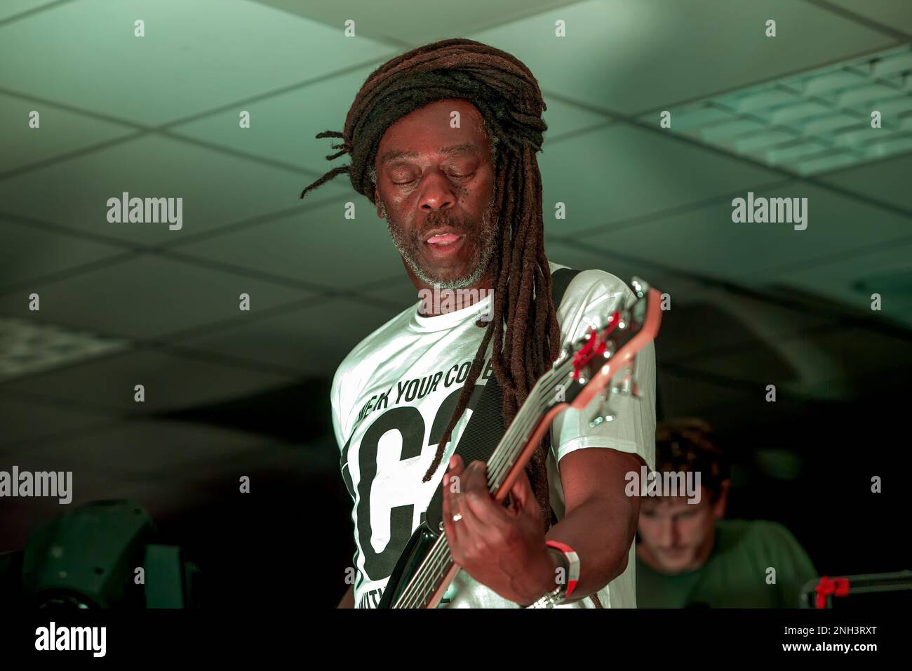 Leo williams bass guitar hi-res stock photography and images - Alamy