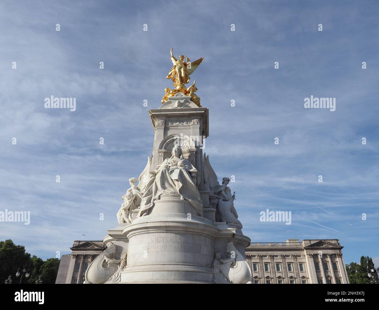 Queen Victoria Memorial in Queen Gardens in front of Buckingham Palace in London, UK Stock Photo ...
