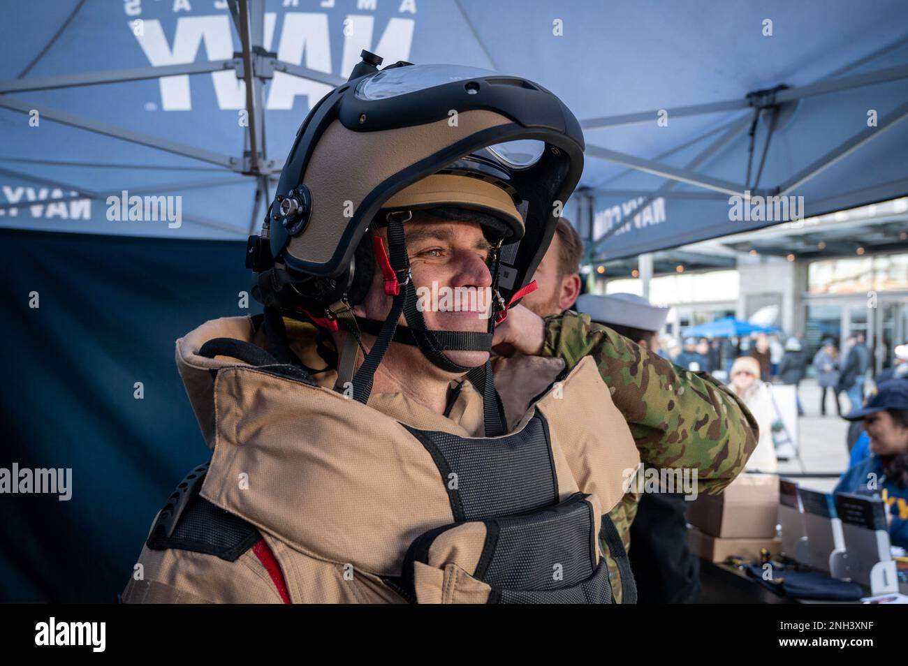 Navy eod bomb suit hi-res stock photography and images - Alamy