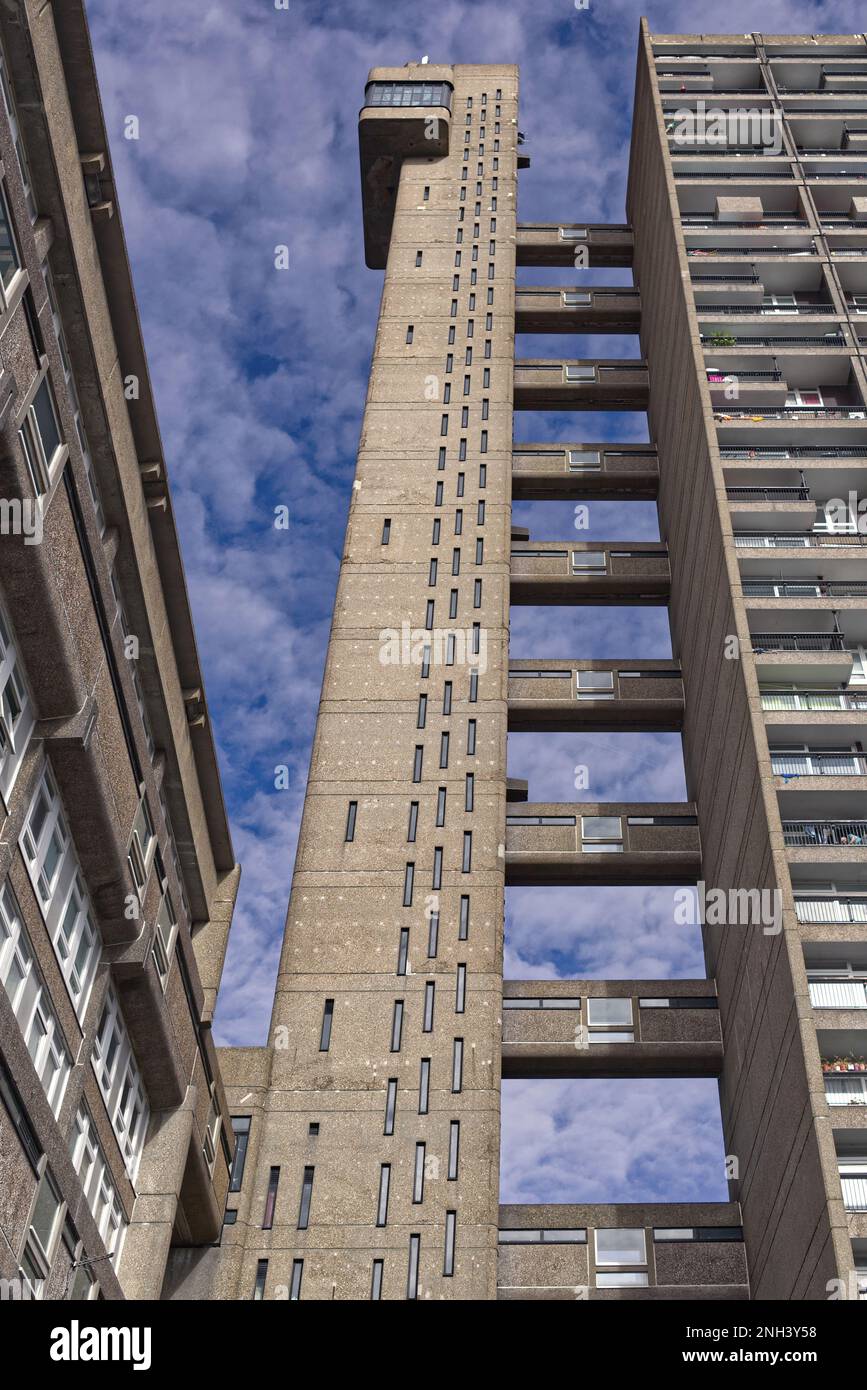 Trellick Tower on the Cheltenham Estate Stock Photo - Alamy