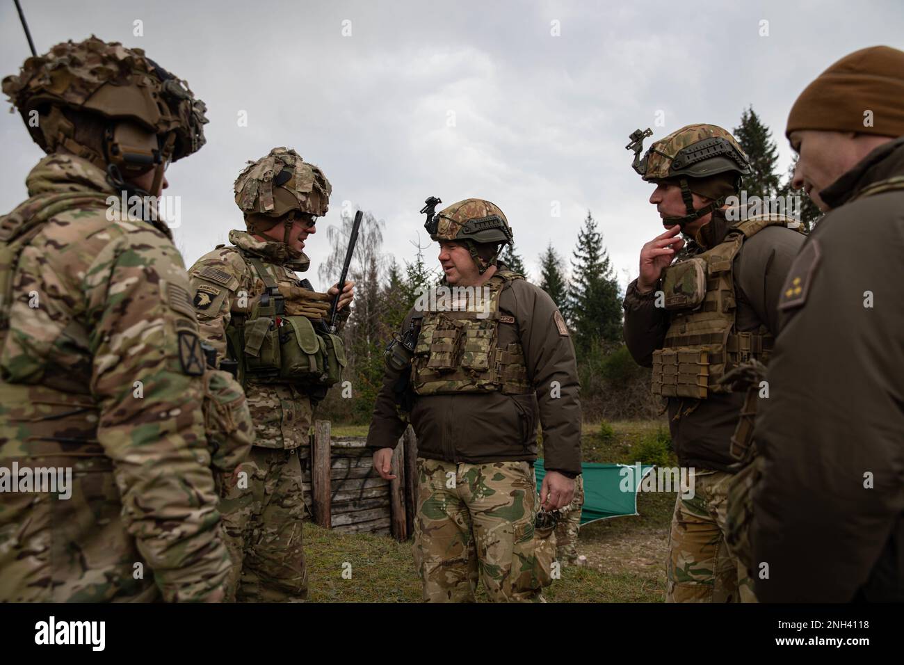 Leaders from the Hungarian and Romanian Army observe Soldiers assigned ...