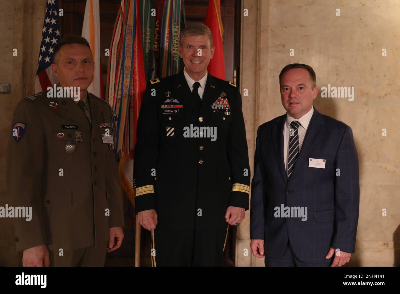 V Corps deputy commanding general Maj. Gen. Jeffery Broadwater, center ...