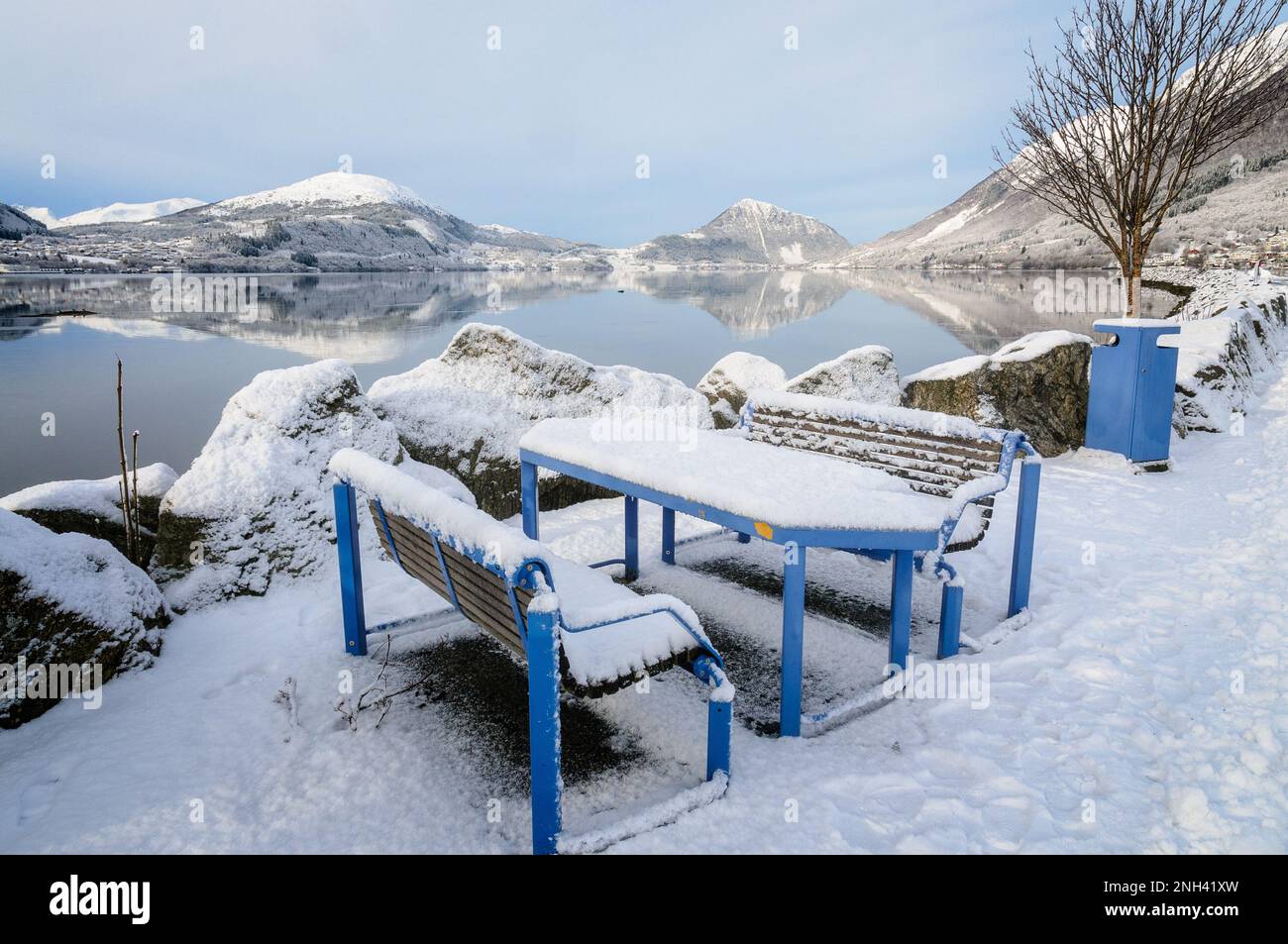 Benches covered with ice hi-res stock photography and images - Alamy