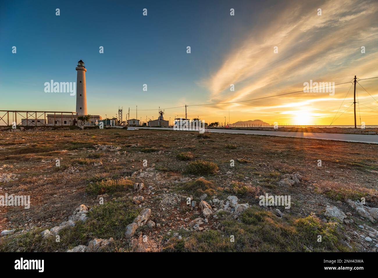 Sun sets over lighthouse hi-res stock photography and images - Alamy