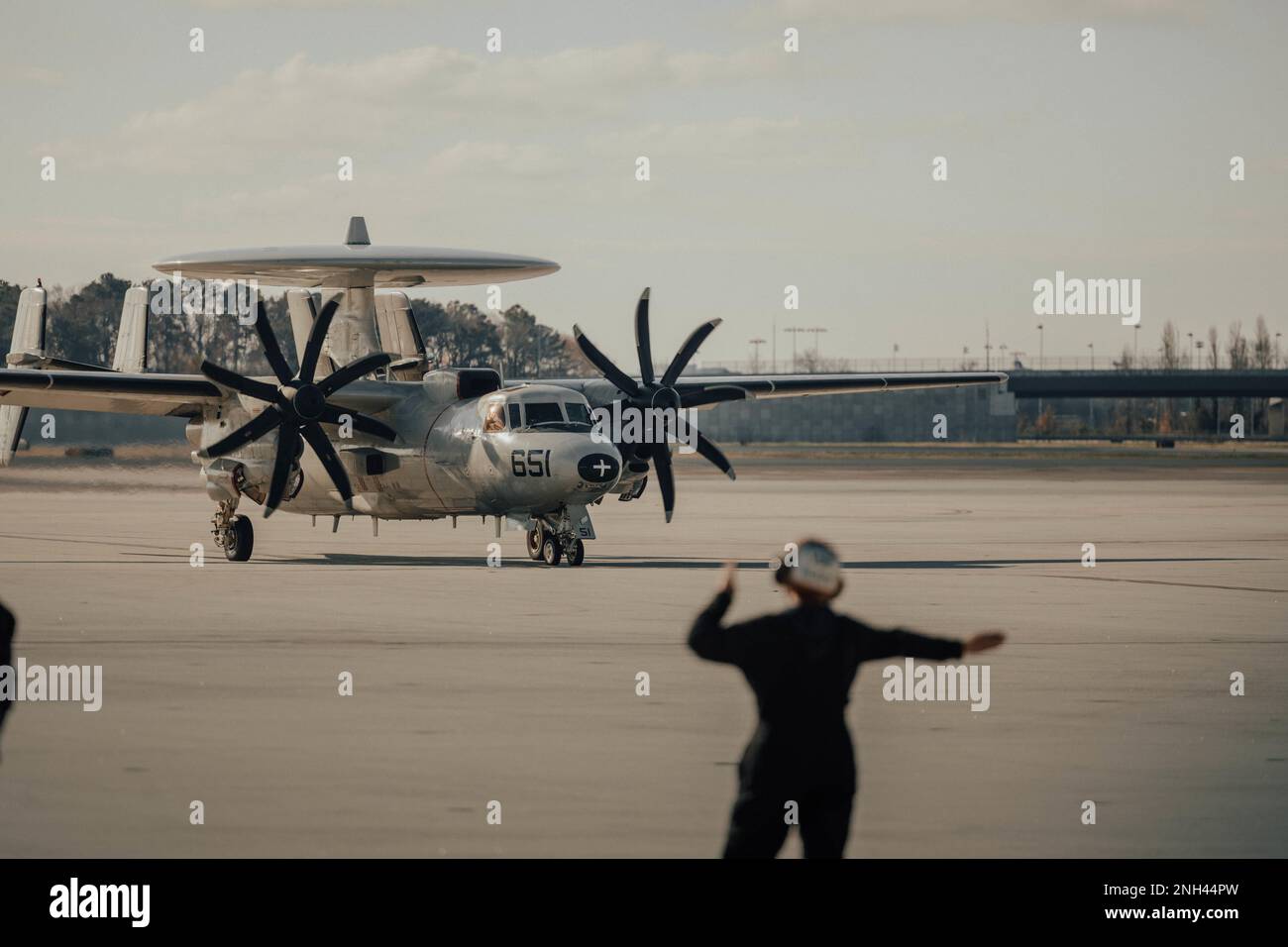 NORFOLK, VA (DEC. 09, 2022) - An E-2C Hawkeye taxis back with the newly ...