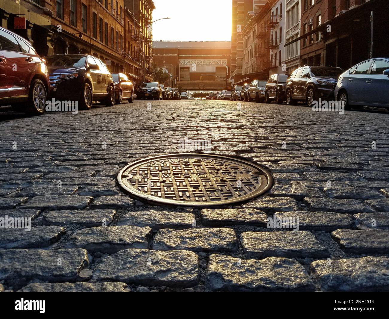 Manhole cover nyc street hi-res stock photography and images - Alamy