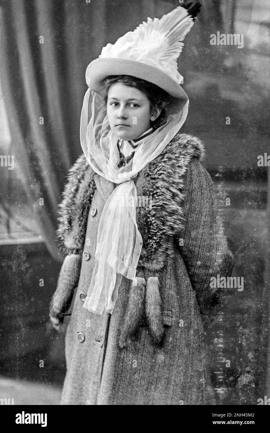 Hat woman and 1910s hi-res stock photography and images - Alamy