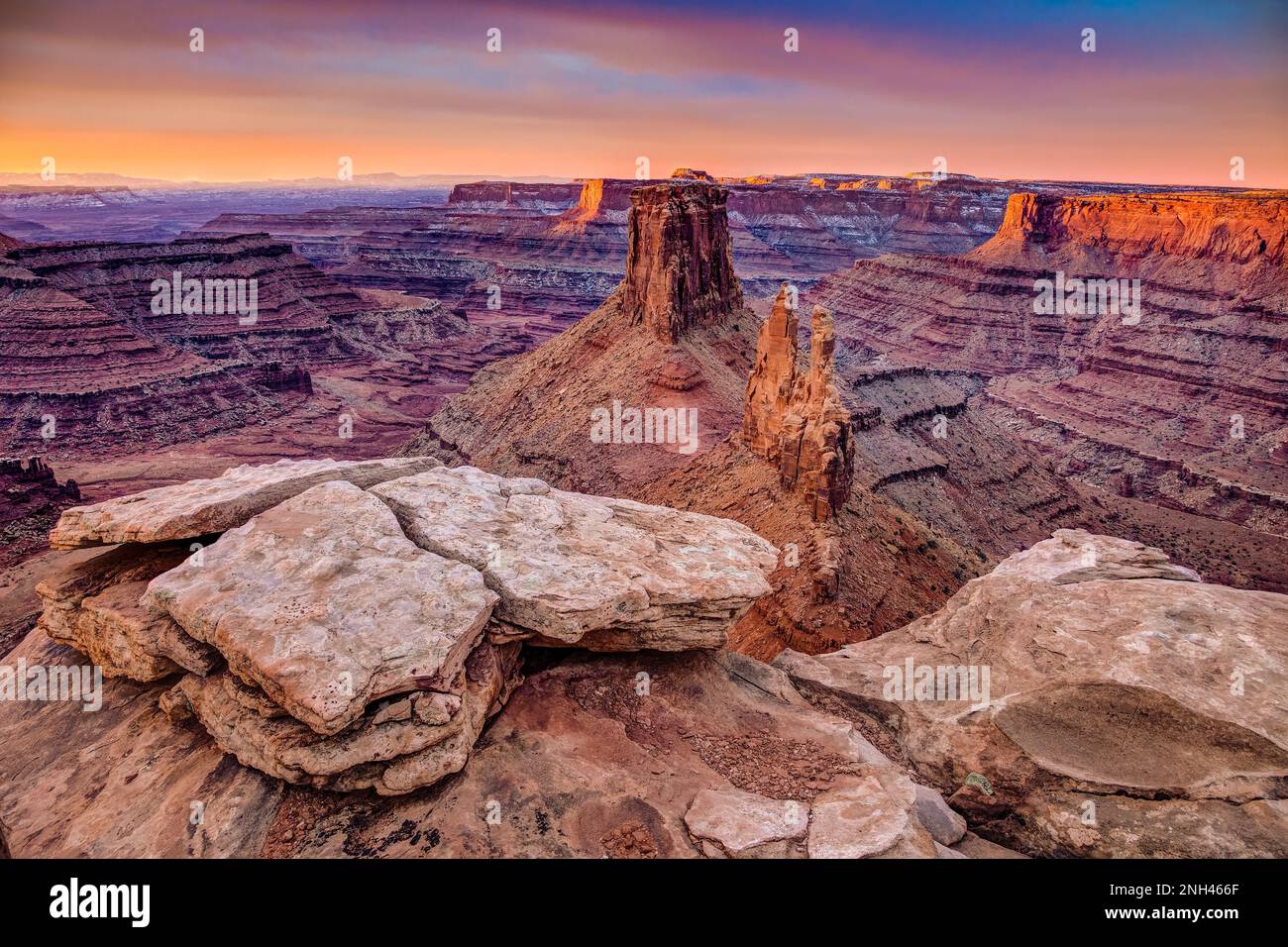 Fractured Kayenta sandstone with Bird's View Butte & the Crow's Head ...