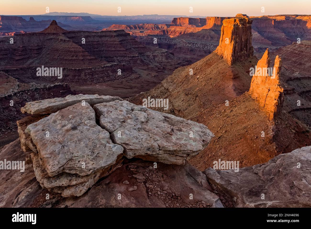 Fractured Kayenta sandstone with Bird's View Butte & the Crow's Head ...
