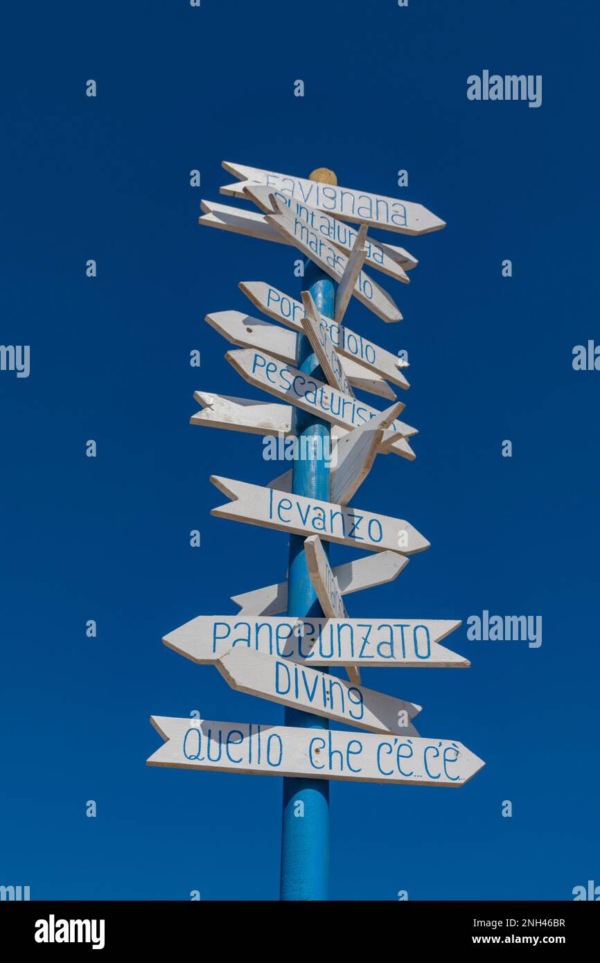 Tourist indications hi-res stock photography and images - Alamy