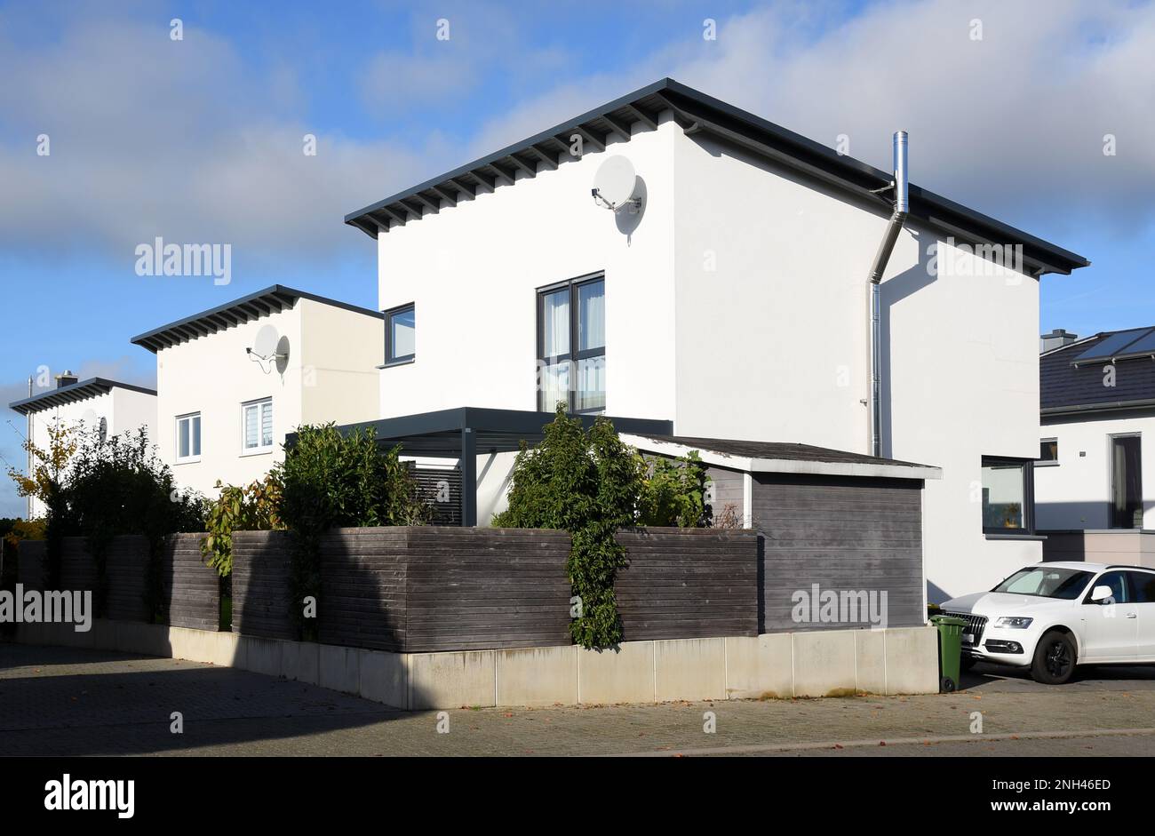 A row of newly built semi detached housing Stock Photo - Alamy