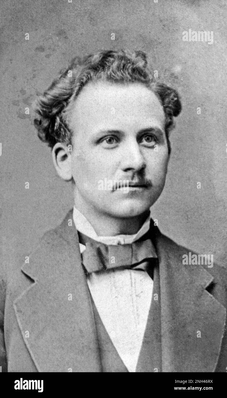 Portrait man vintage suit hi-res stock photography and images - Alamy