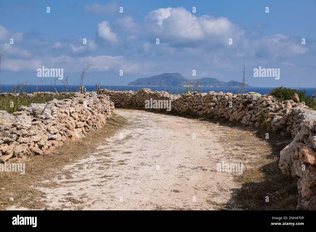 Dry stone wall favignana hi-res stock photography and images - Alamy