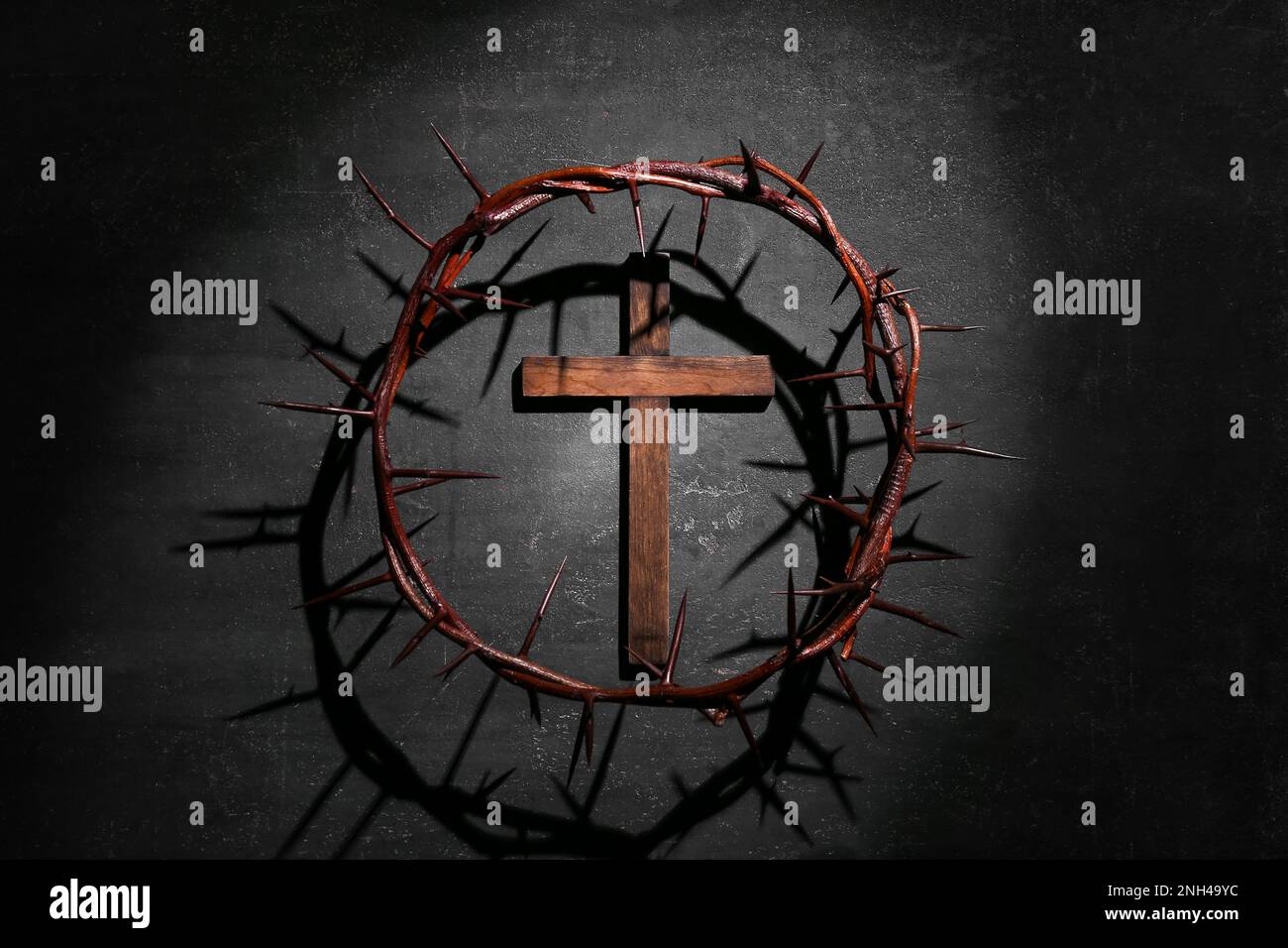 Crown of thorns with wooden cross on dark background. Good Friday ...