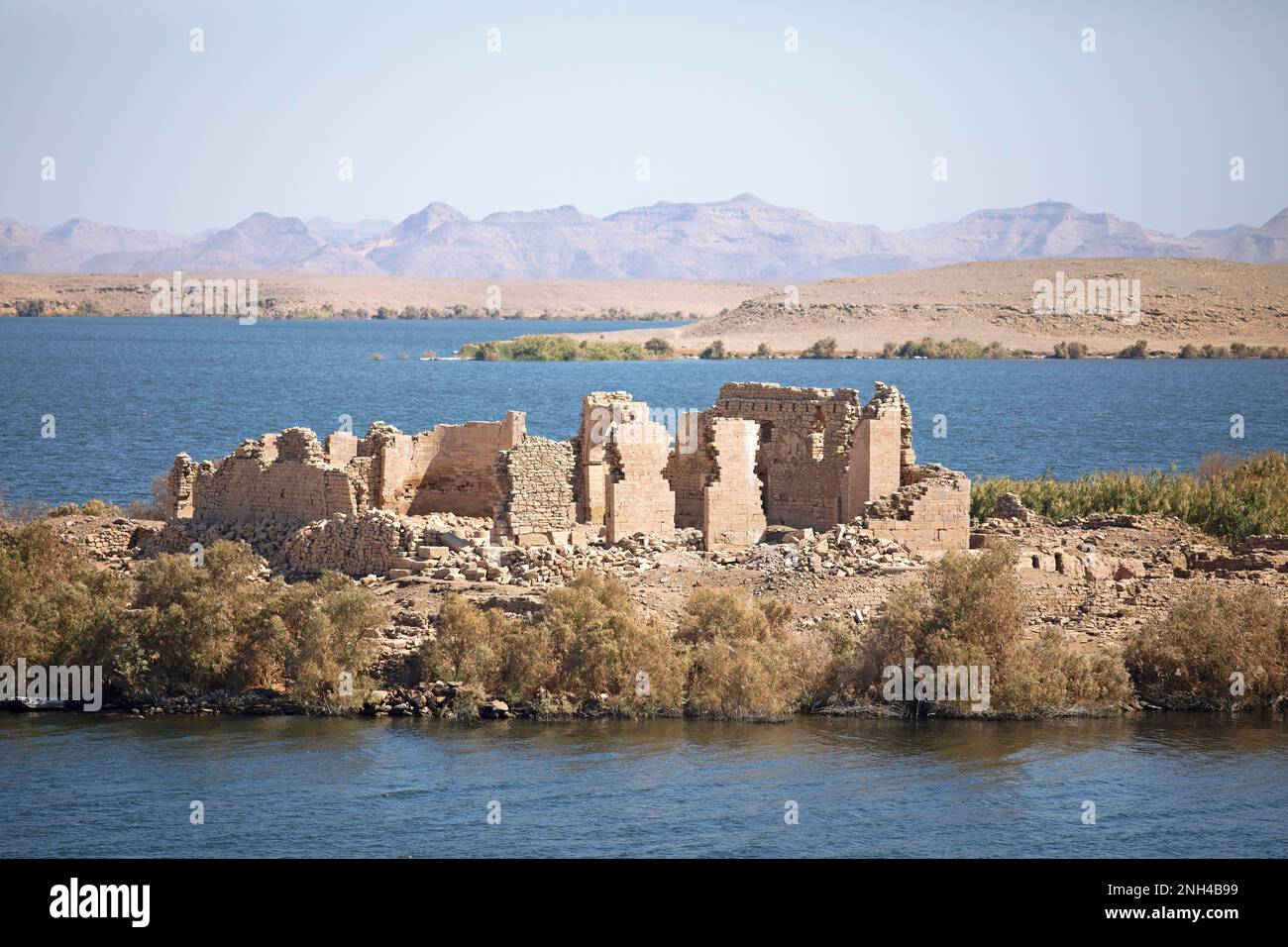 Kasr Ibrim in Lake Nasser, reservoir, Nubian Desert behind, Egypt Stock ...