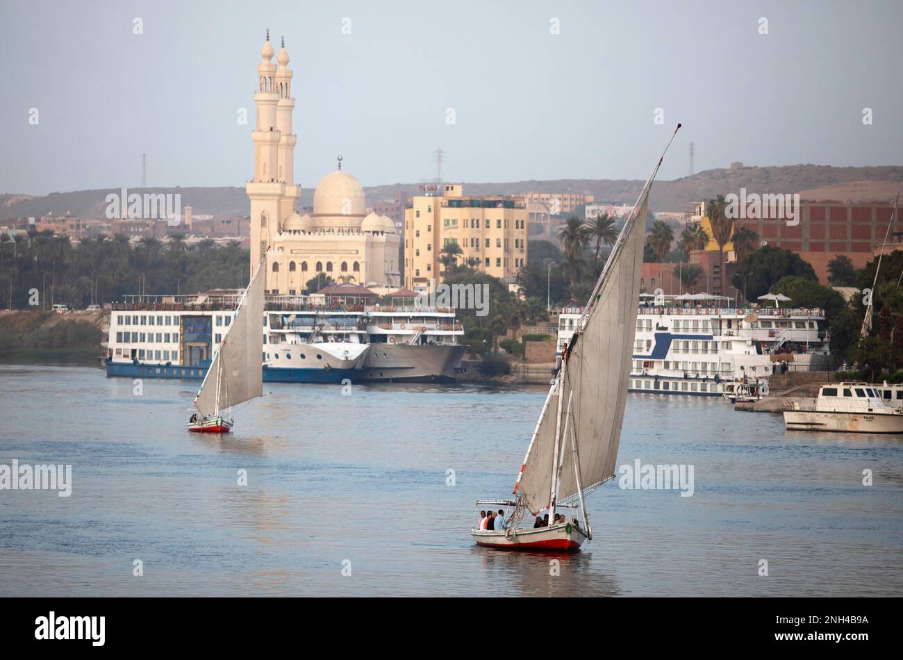 Aswan mosque hi-res stock photography and images - Alamy