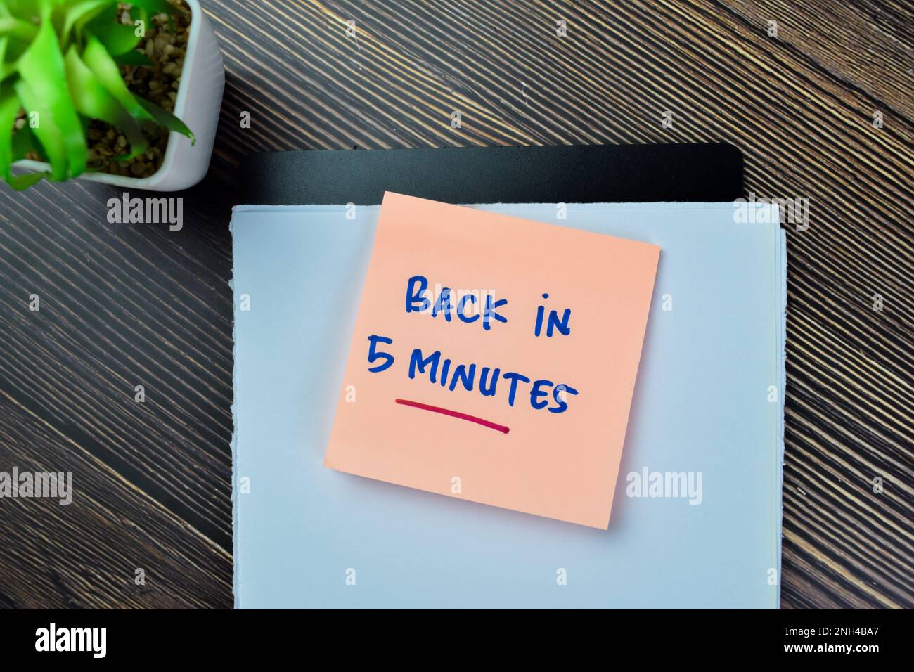 Back in 5 minutes note hi-res stock photography and images - Alamy