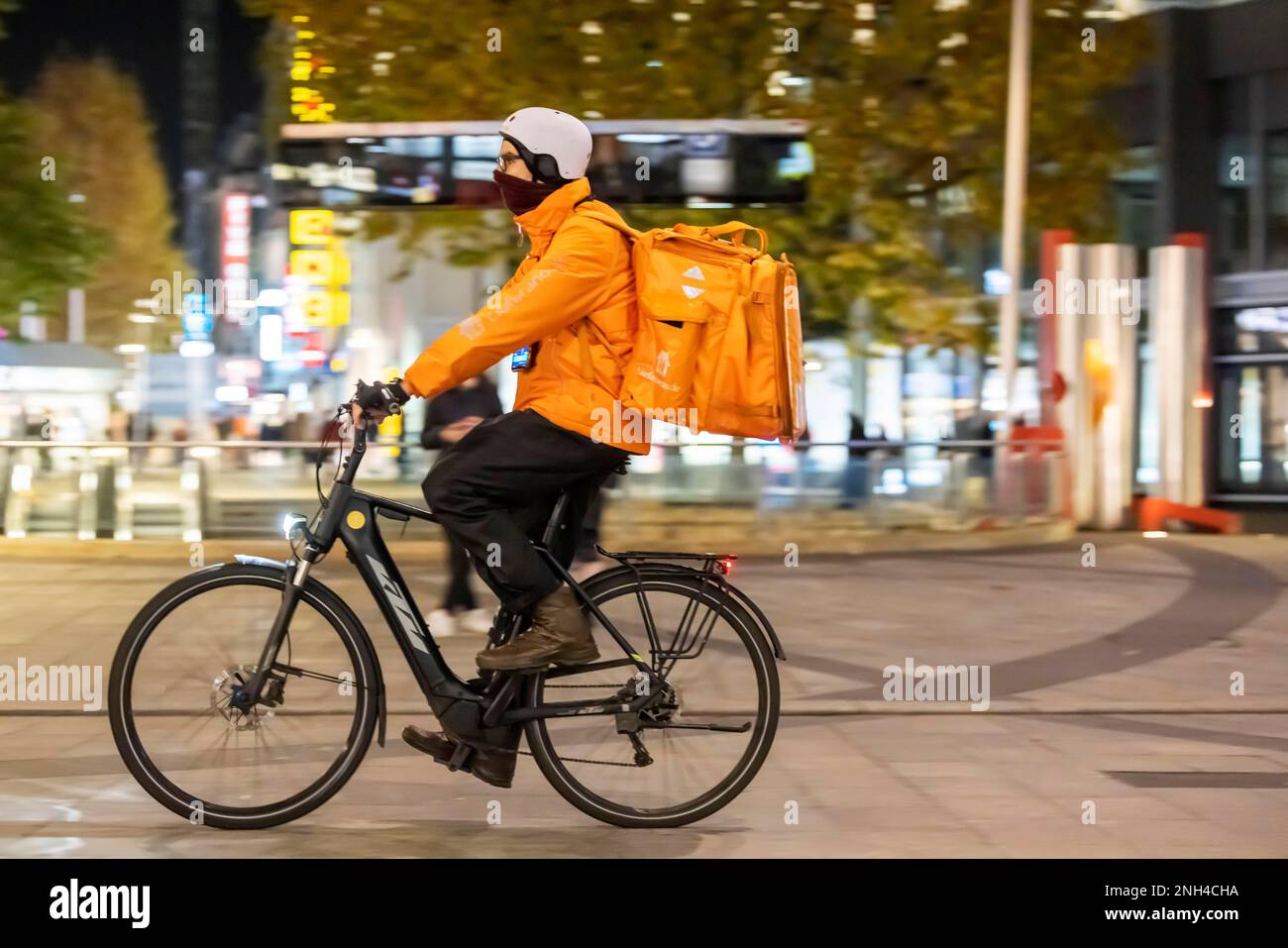 Bike delivery service hi-res stock photography and images - Alamy