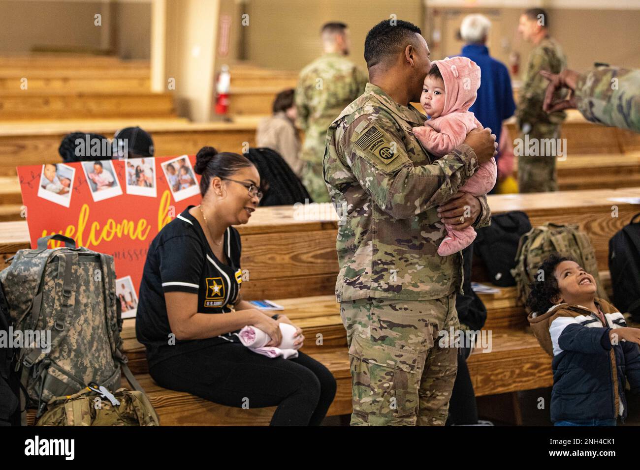 U.S Army soldiers assigned to 330th Movement Control Battalion arrive ...
