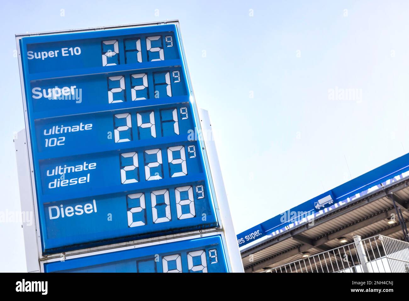 Fuel has become expensive during the energy crisis, diesel costs 2, 08 ...