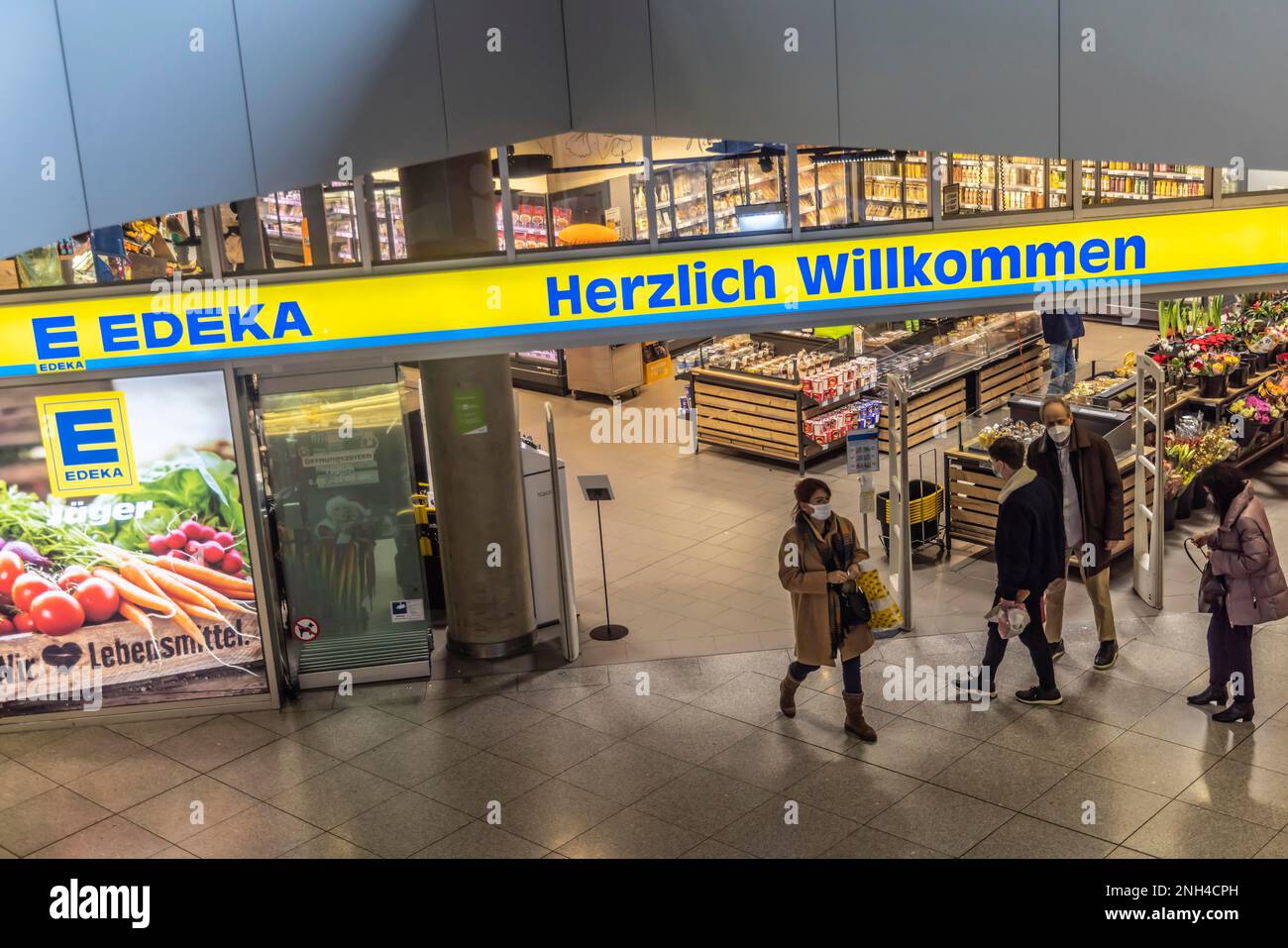 Edeka supermarket, customers are warmly welcomed there, airport ...