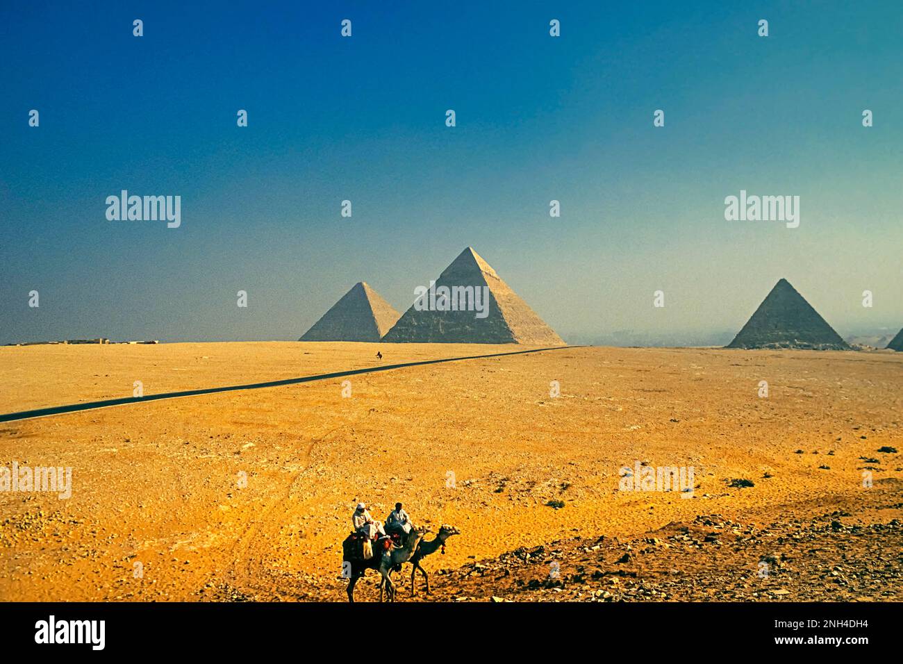 Pyramids giza city hi-res stock photography and images - Alamy