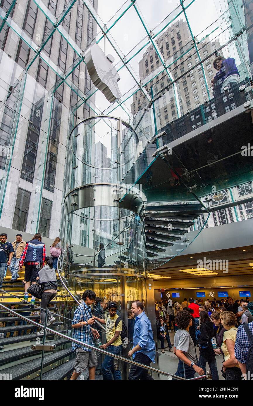 New York. Manhattan. Apple Store 5th Avenue Stock Photo - Alamy