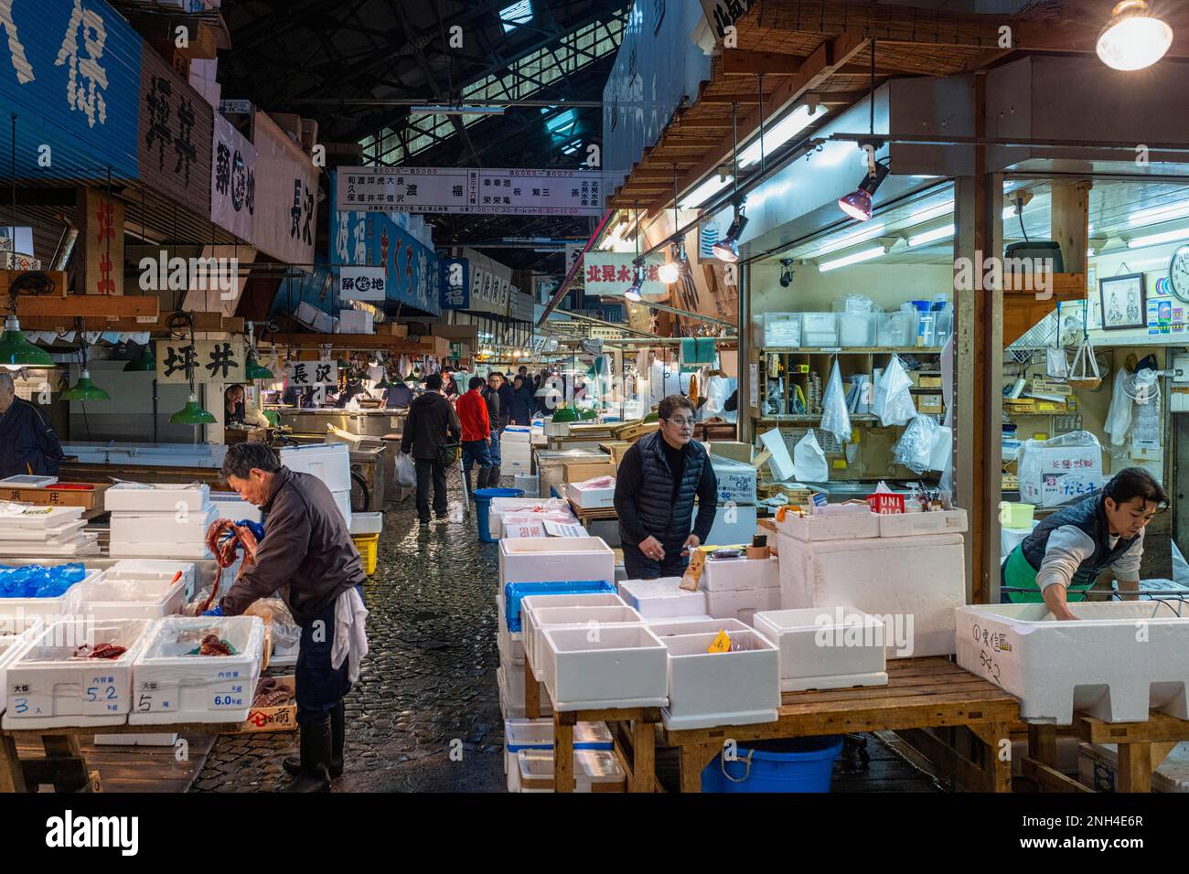 Tokyo Japan. Fish Market. Fishmongers Stock Photo - Alamy