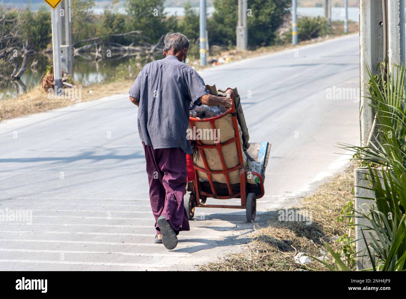 Pushing a heavy load hi-res stock photography and images - Alamy