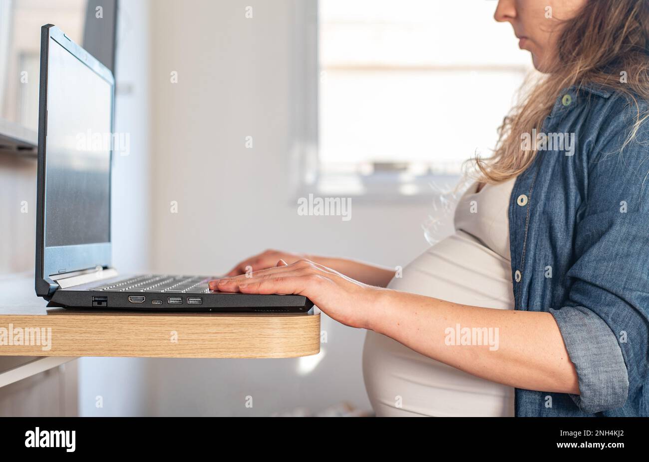 Young mother working from home hi-res stock photography and images - Alamy