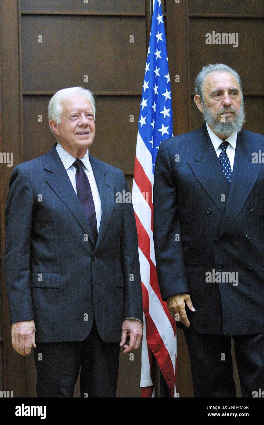 Cuban President Fidel Castro and former US President Jimmy Carter shake ...