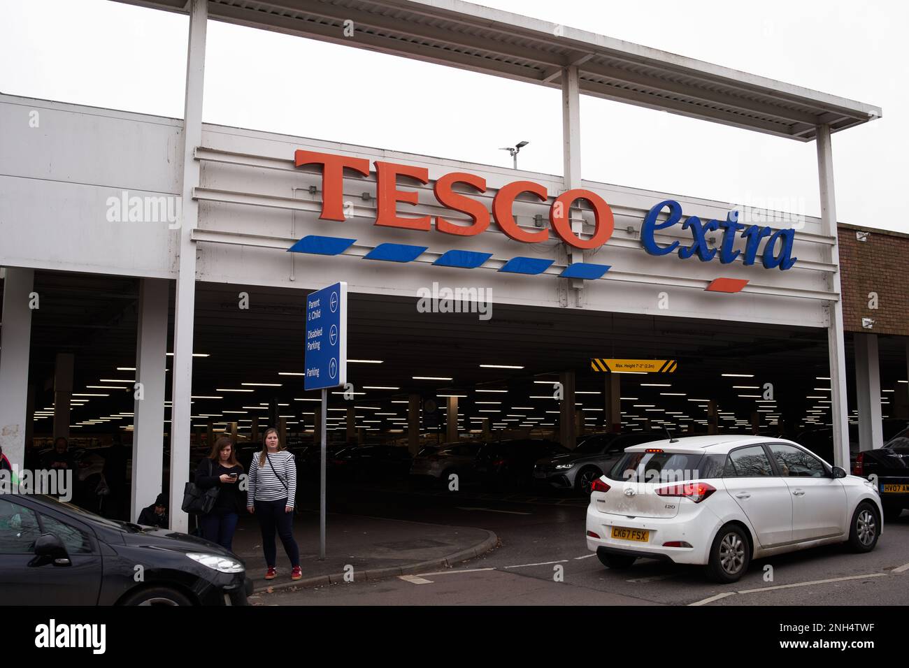 tesco extra supermarket exterior Stock Photo - Alamy