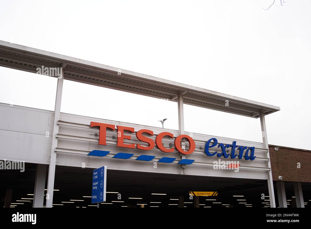 tesco extra supermarket exterior Stock Photo - Alamy
