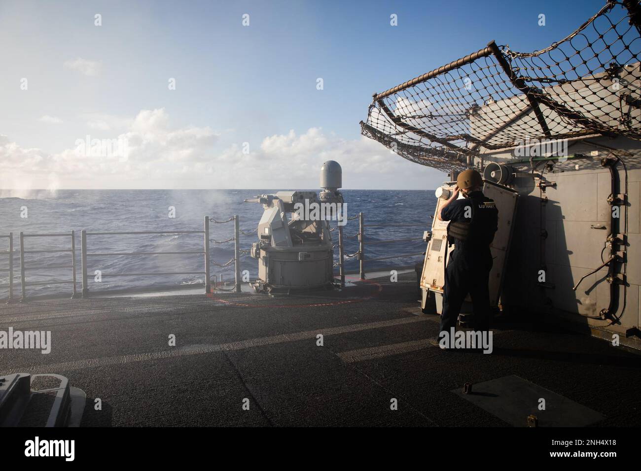 221213-N-YV347-1119 PACIFIC OCEAN (Dec. 13, 2022) The Ticonderoga-class ...