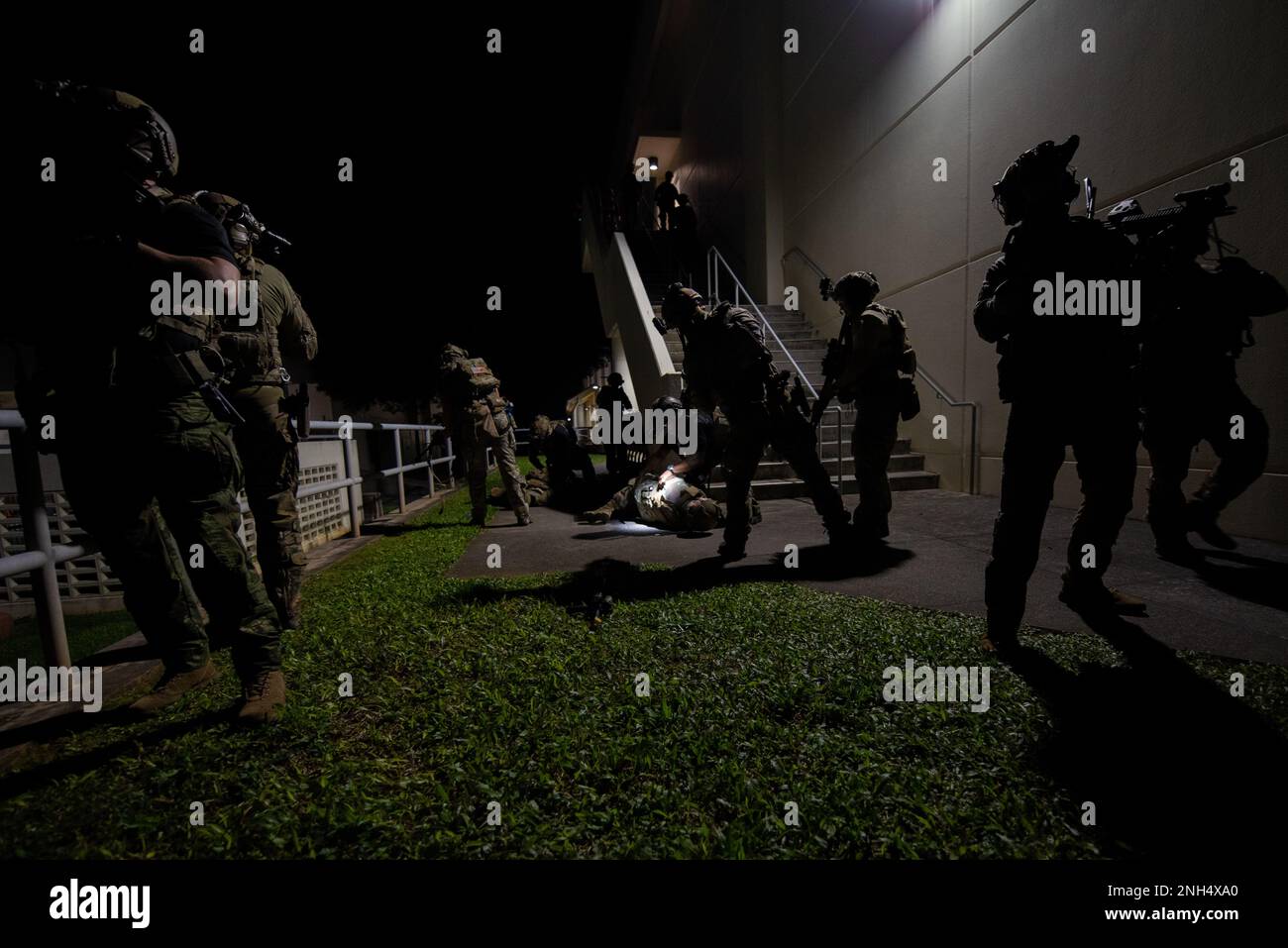 Soldiers assigned to 1st Battalion, 1st Special Forces Group (Airborne ...