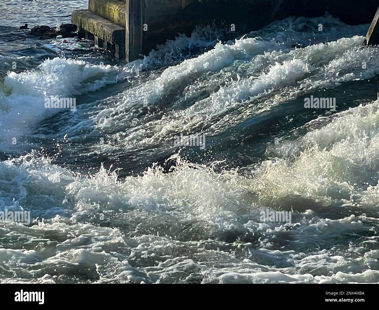 Fast flowing white water on the River Thames at Hambledon weir near ...