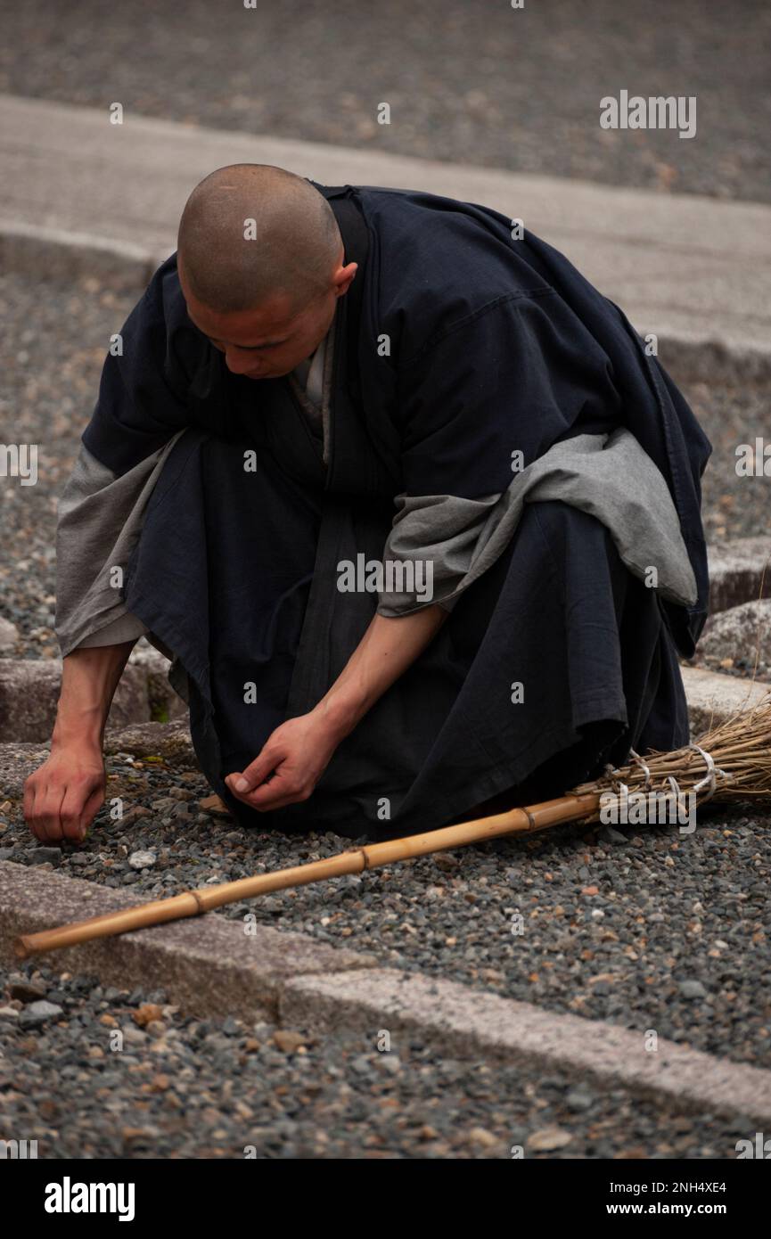 A monk cleaning at sunrise at Myoshinji Temple, Kyoto, Japan Stock ...
