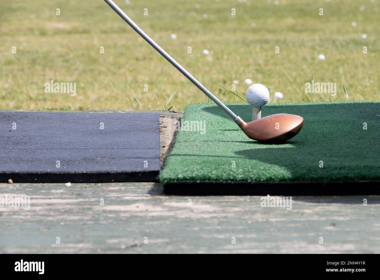Gold golf tee hi-res stock photography and images - Alamy