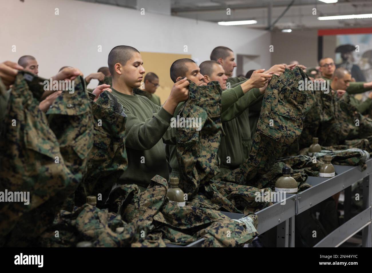 U.S. Marine Corps recruits with Echo Company, 2nd Recruit Training ...