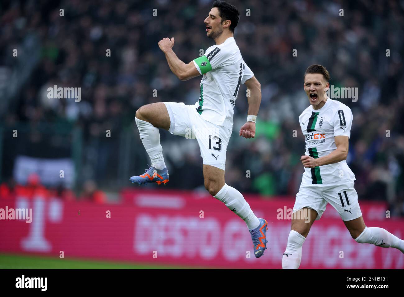 Lars Stindl of Borussia Moenchengladbach jubelt Ÿber sein Tor zum 1:0 ...