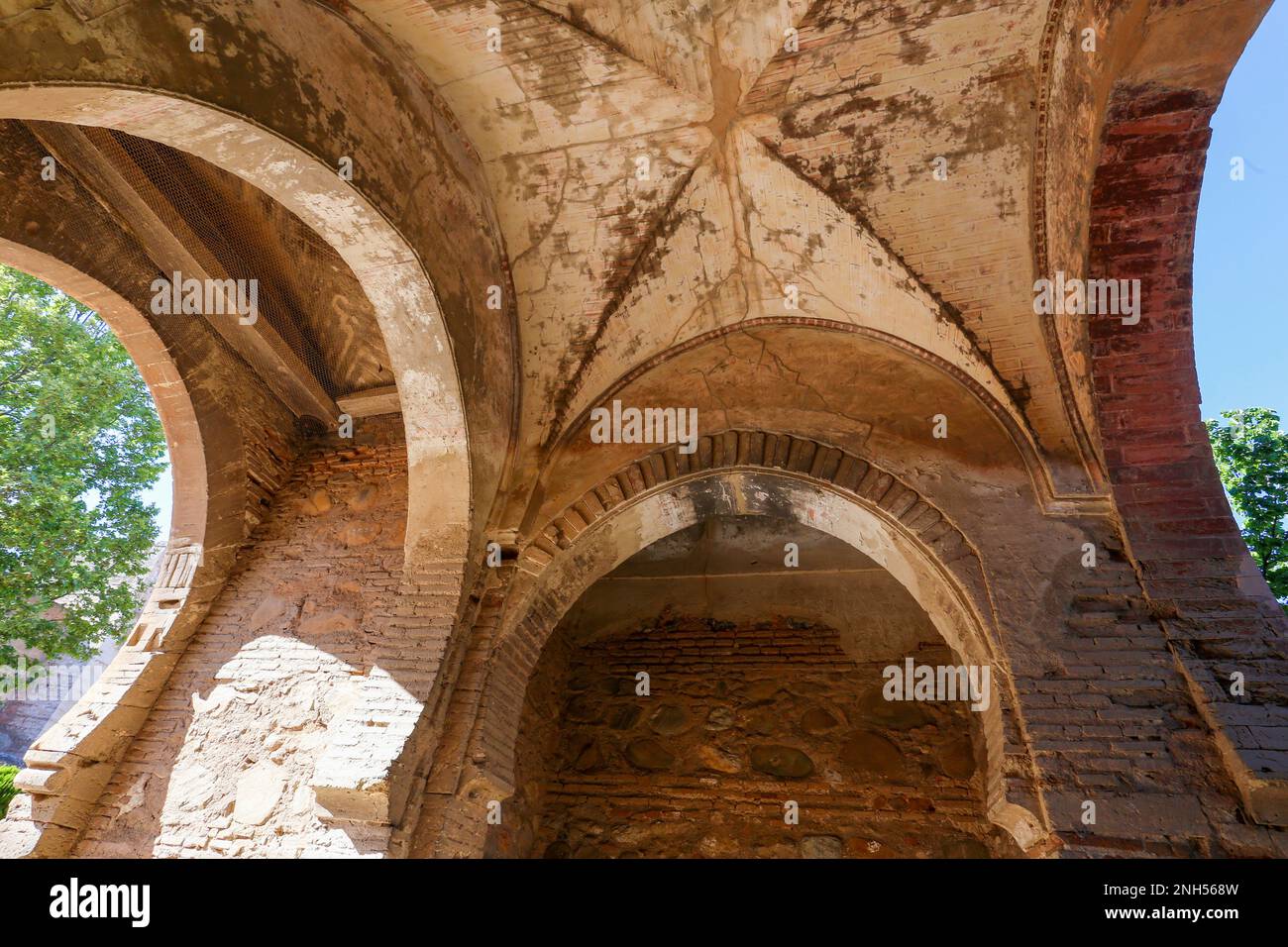 Old architecture of 15th century of Alhambra - morrish art of medieval ...