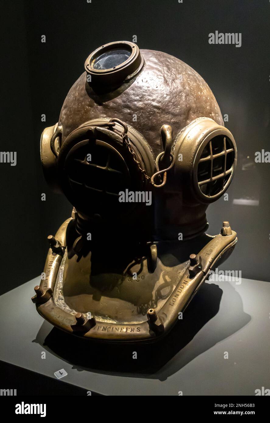 Diving helmet, UK - copper. 1920 Stock Photo - Alamy